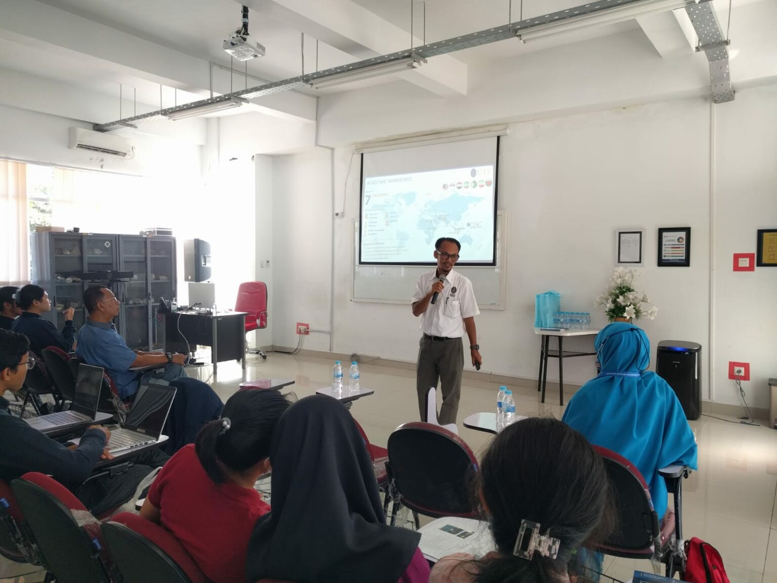 Kunjungan Universiti Teknologi Petronas Malaysia ke Teknik Geofisika ITS_7 - Departemen Teknik ...