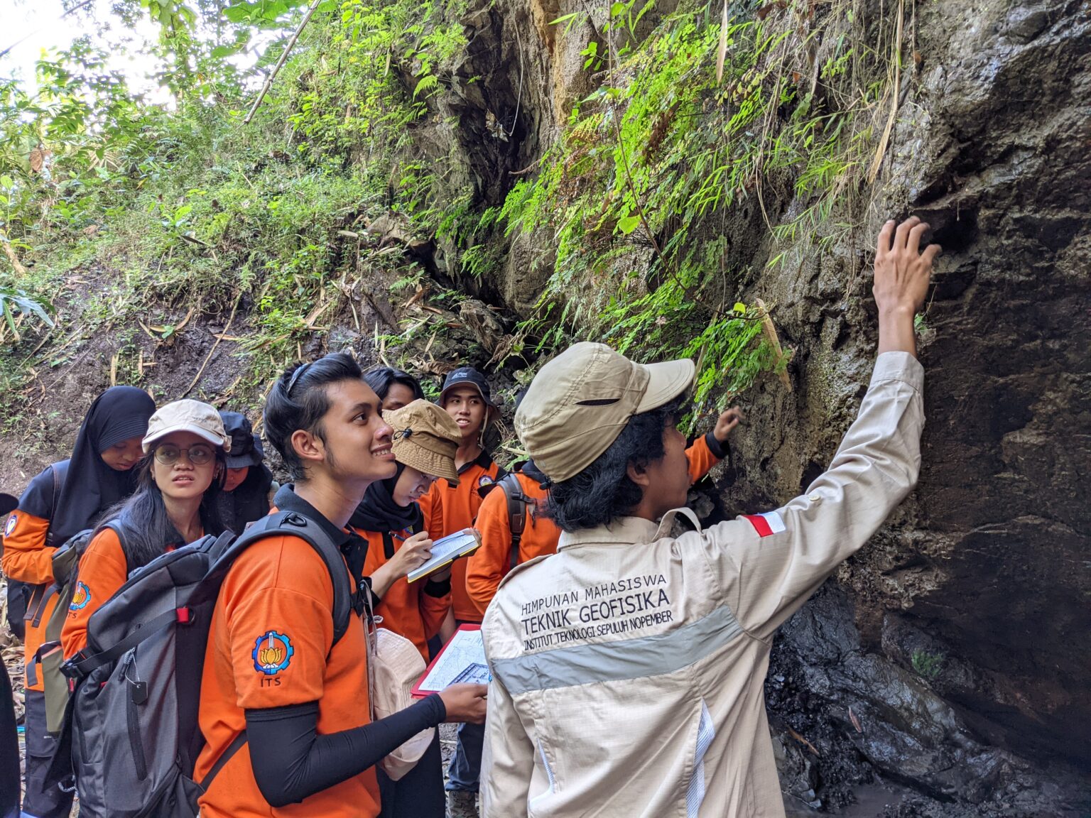 PERDALAM GEOLOGI, MAHASISWA ANGKATAN 2021 TEKNIK GEOFISIKA ITS JALANI KULIAH LAPANGAN DI ...