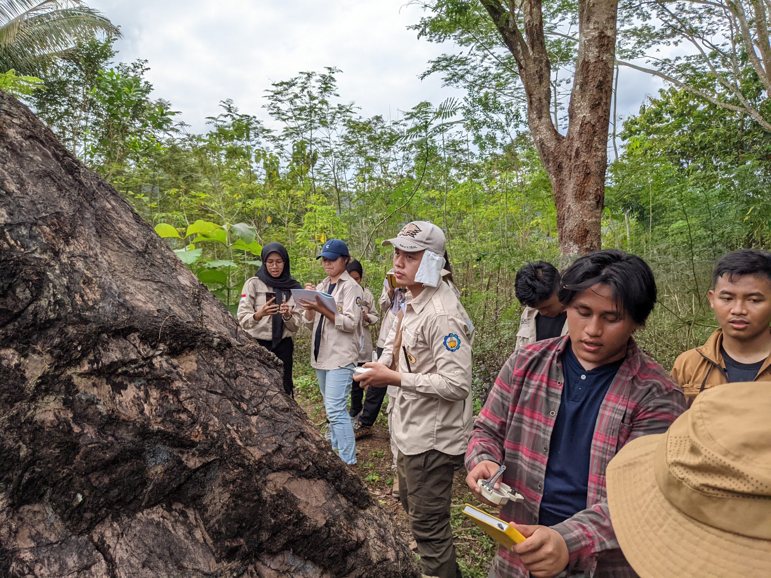 4_Kuliah Lapangan Karangsambung Mahasiswa Teknik Geofisika ITS - Departemen Teknik Geofisika