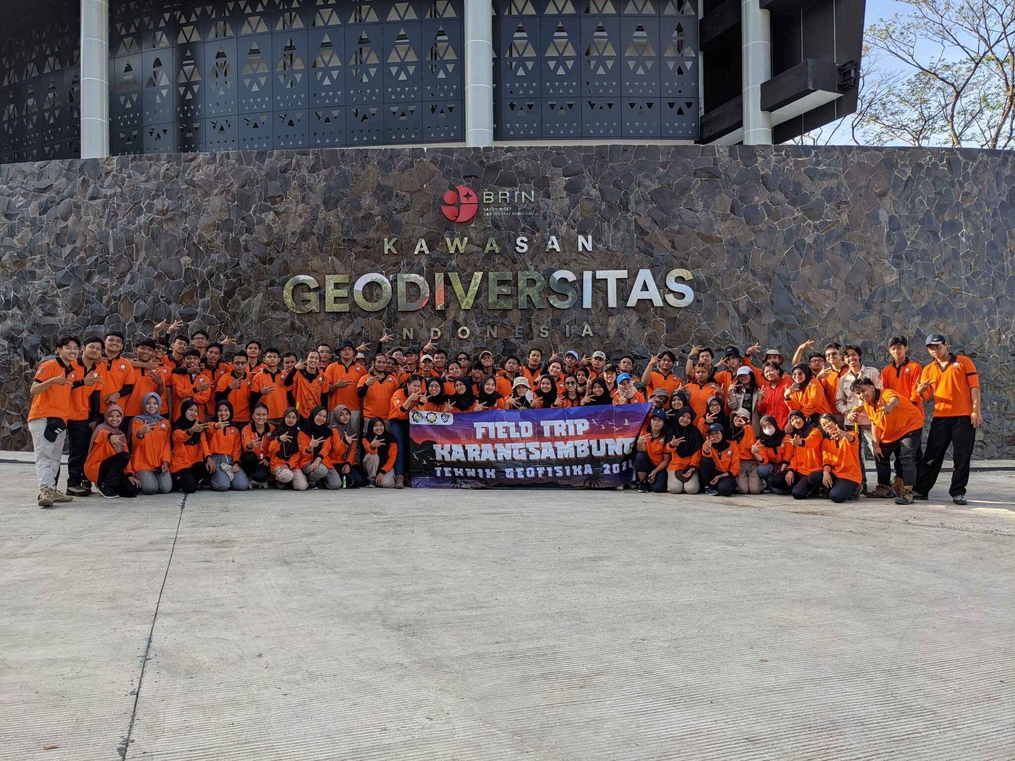 PERDALAM GEOLOGI, MAHASISWA ANGKATAN 2021 TEKNIK GEOFISIKA ITS JALANI KULIAH LAPANGAN DI ...