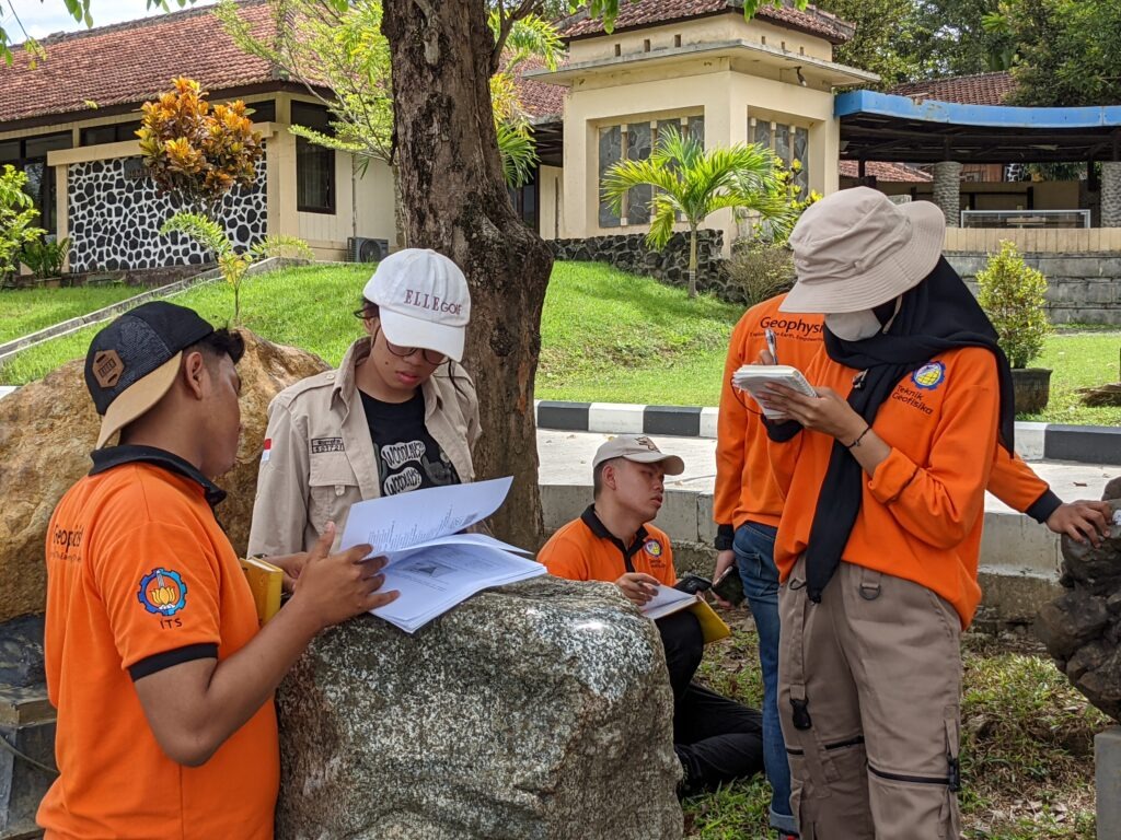 7_Kuliah Lapangan Karangsambung Mahasiswa Teknik Geofisika ITS - Departemen Teknik Geofisika
