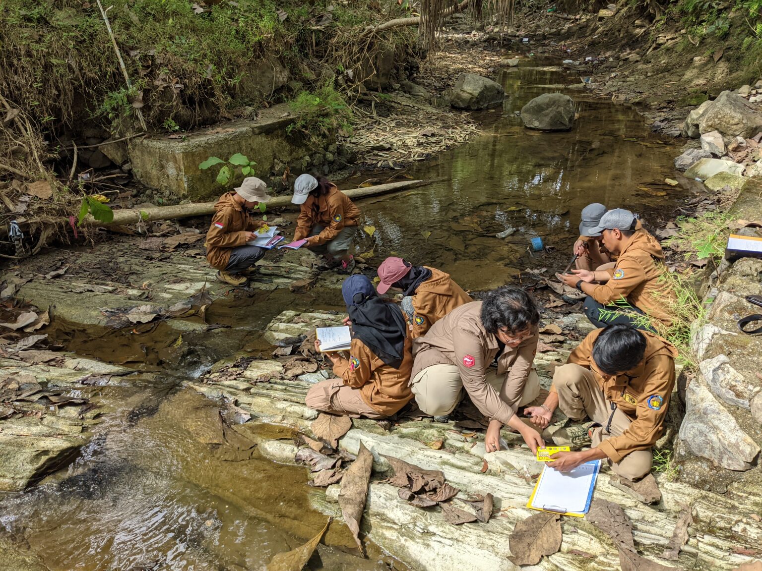 PERDALAM GEOLOGI, MAHASISWA ANGKATAN 2021 TEKNIK GEOFISIKA ITS JALANI KULIAH LAPANGAN DI ...