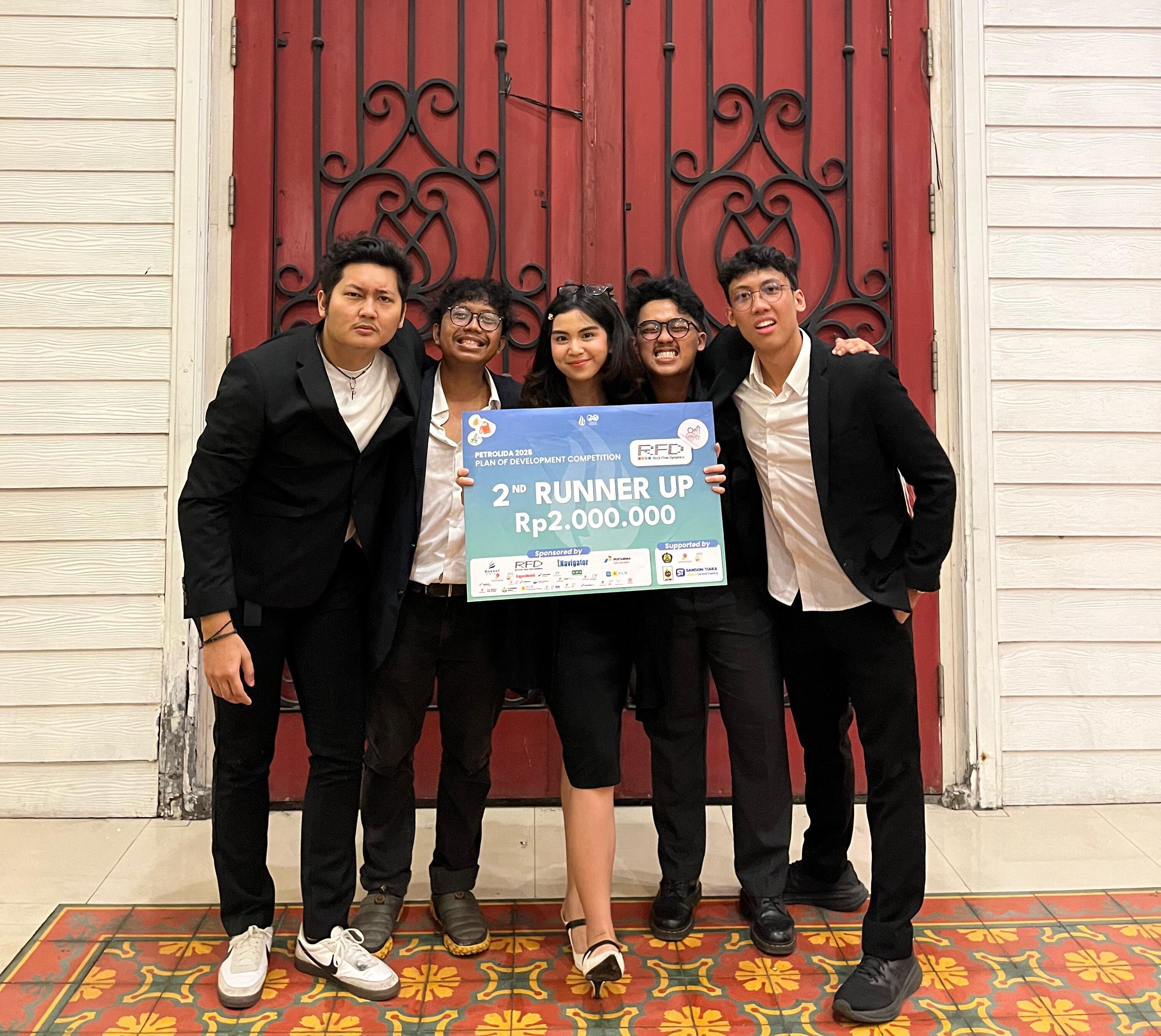 Mahasiswa Meraih 2nd Runner Up dalam Plan of Development Competition PETROLIDA 2025 - Departemen ...