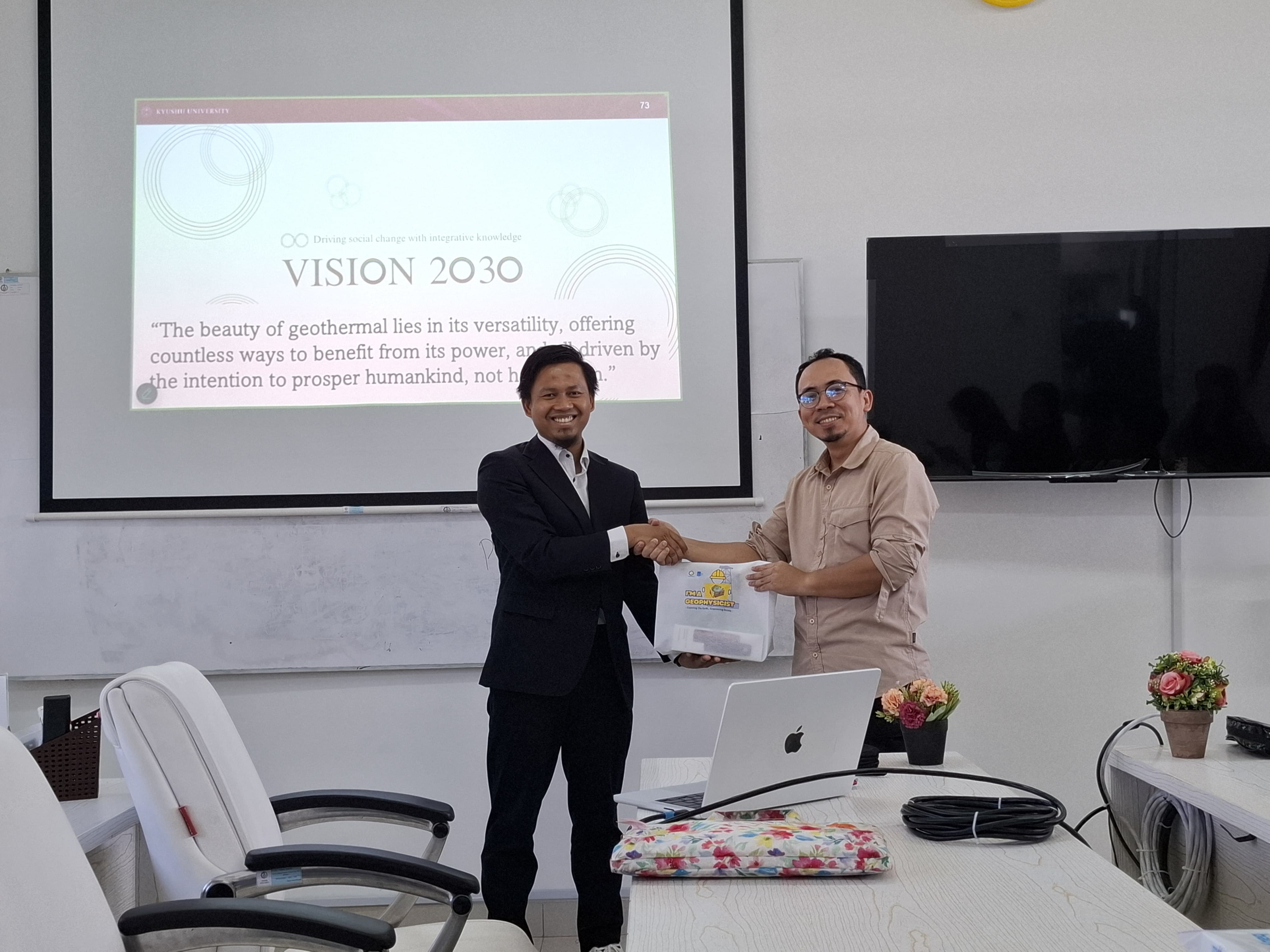 Dokumentasi Kuliah Tamu Kyushu University - Departemen Teknik Geofisika