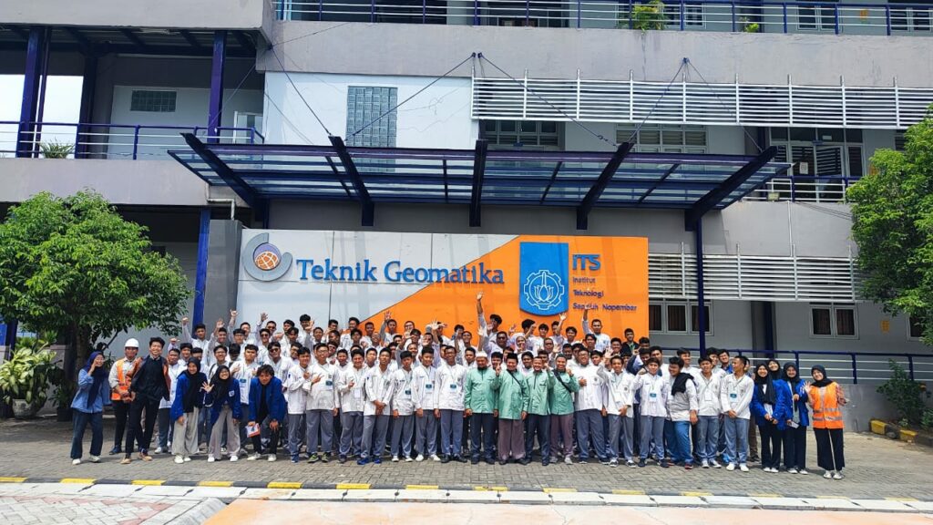 Menjelajahi Keilmuan Geomatika: SMA Luqman al Hakim Surabaya ke ...