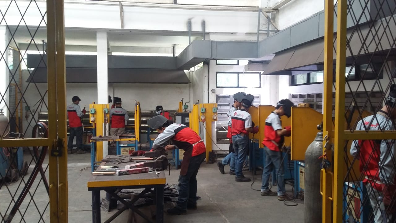 Praktikum Pengelasan - Departemen Teknik Mesin Industri