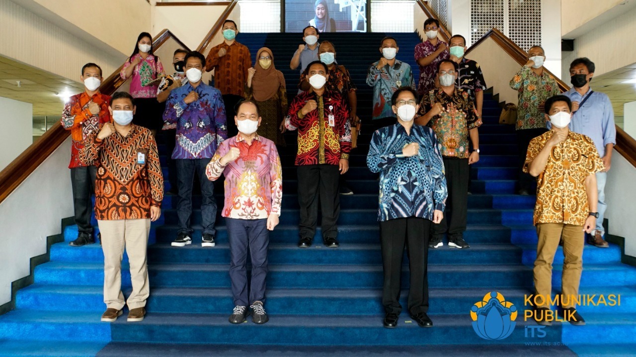 Foto-bersama-antara-jajaran-pimpinan-ITS-dan-Pemkab-Kapuas-di-Gedung ...