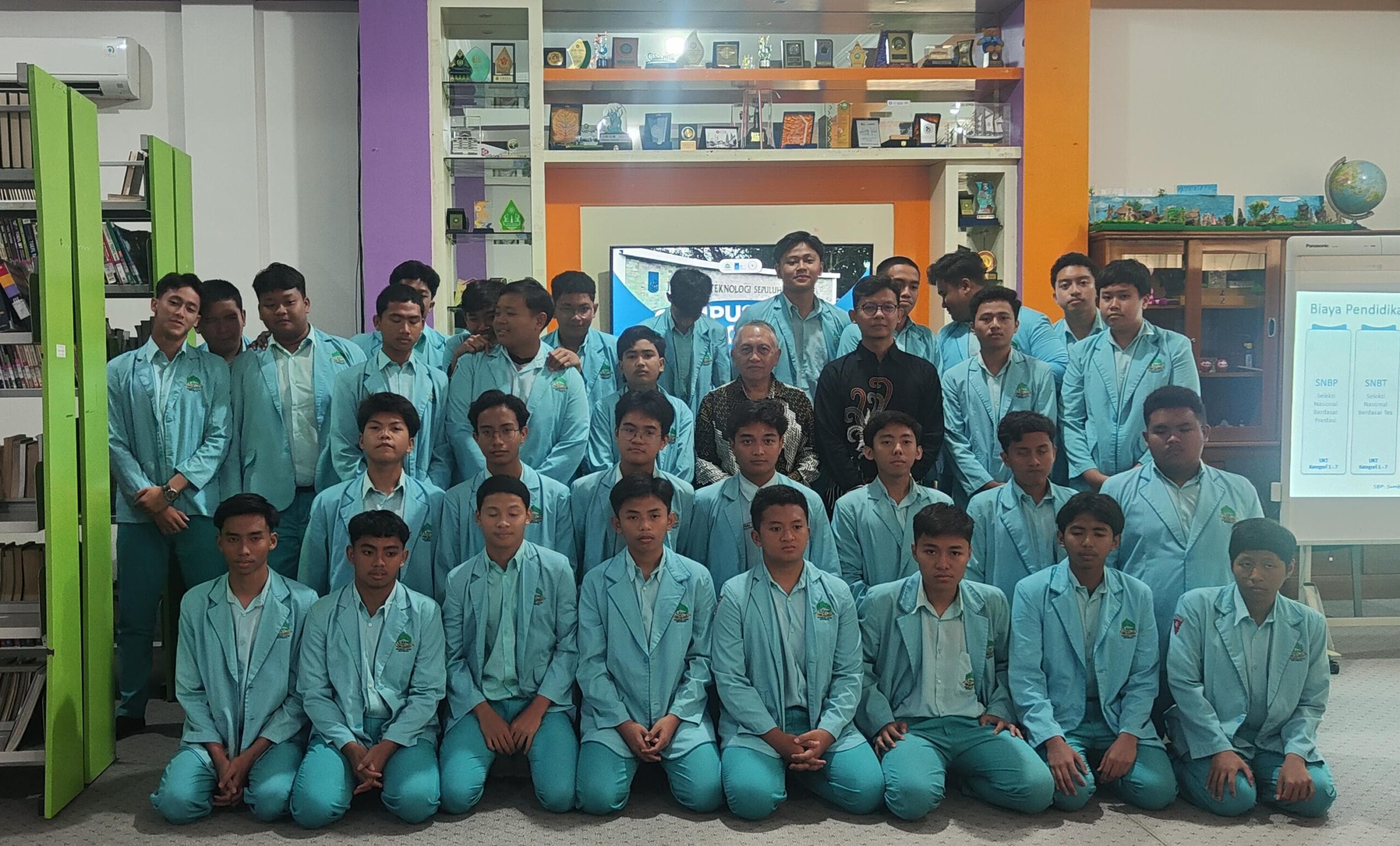 Promosikan Program Pendidikan Vokasi ke SMA Progresif Bumi